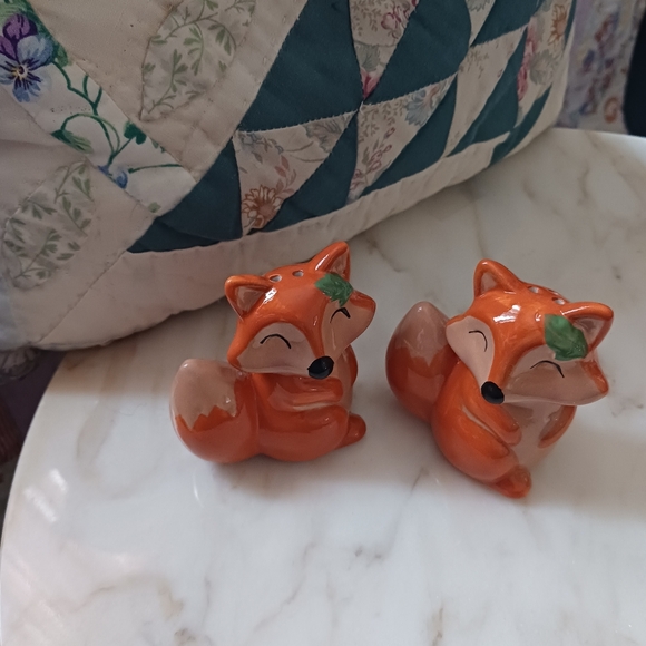 VM International | Dining | Nwt Mr And Mrs Fox Saltpepper Shakers ...